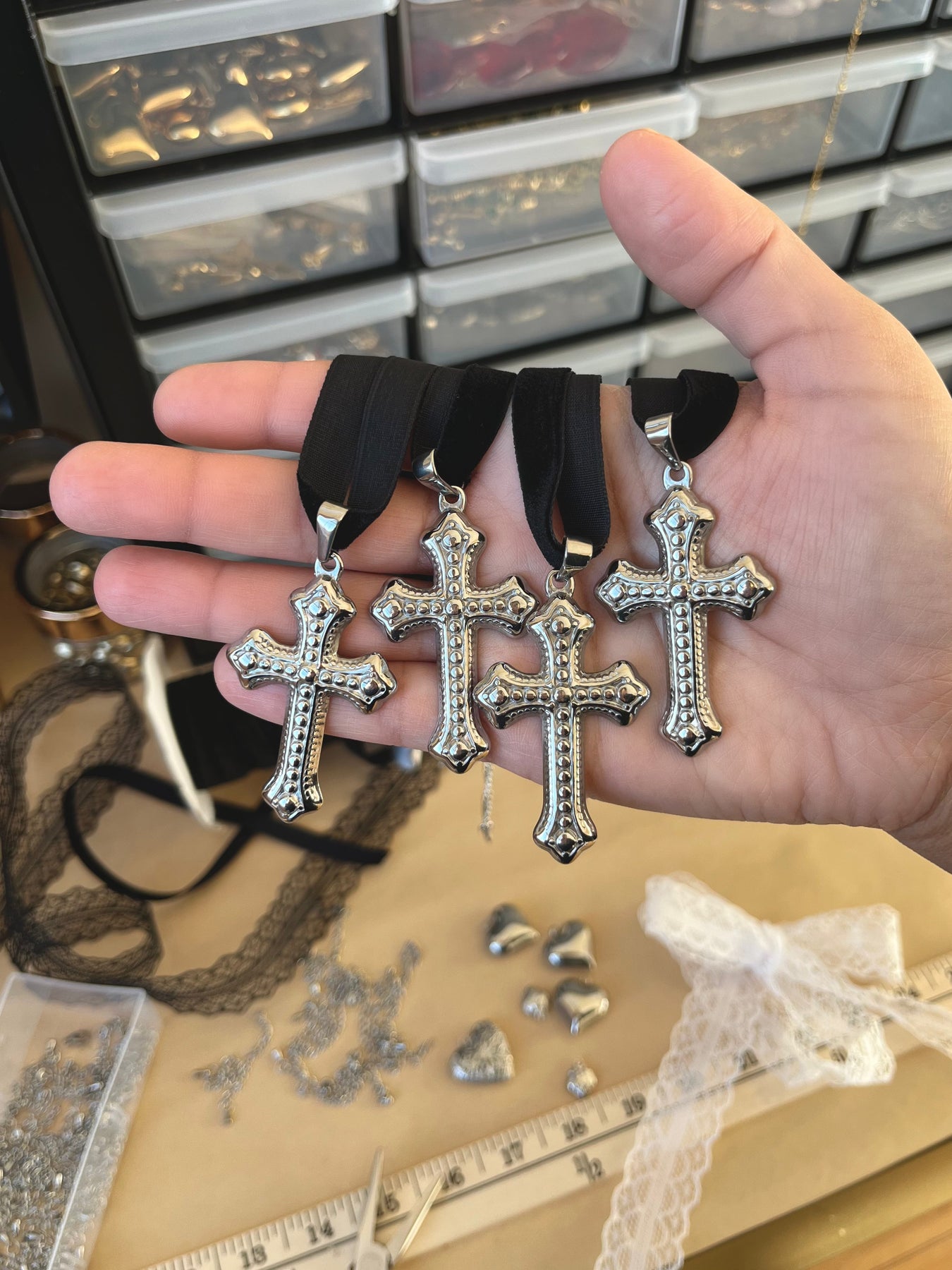 Brooklyn Cross Choker – Distorted Angels